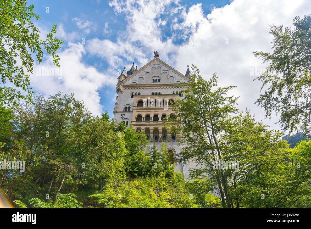The magnificent New Swan Stone Castle - Schloss Neuschwanstein perched ...
