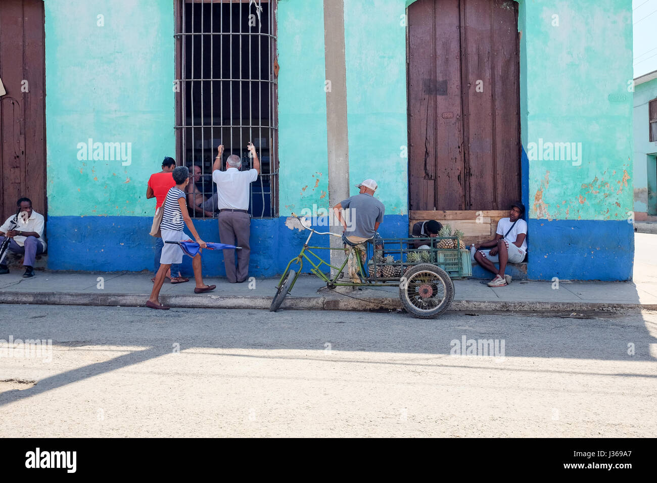 Cuban poverty in trinidad street hi-res stock photography and images ...