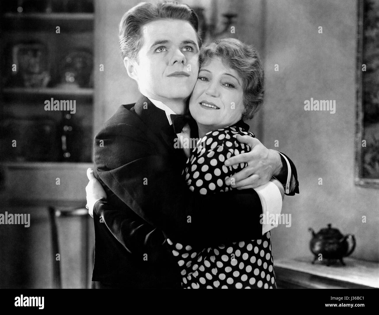 Woman hugging child 1930s hi-res stock photography and images - Alamy