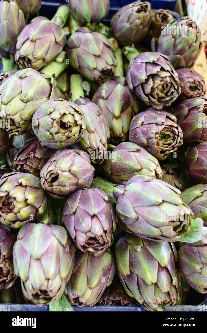 Aartichokes in a vegetable market Stock Photo - Alamy