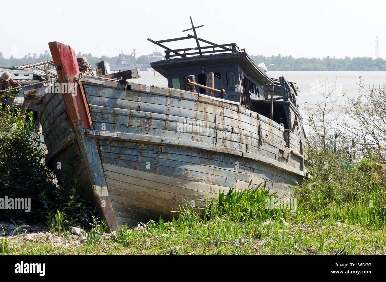 Derelict boat hi-res stock photography and images - Alamy