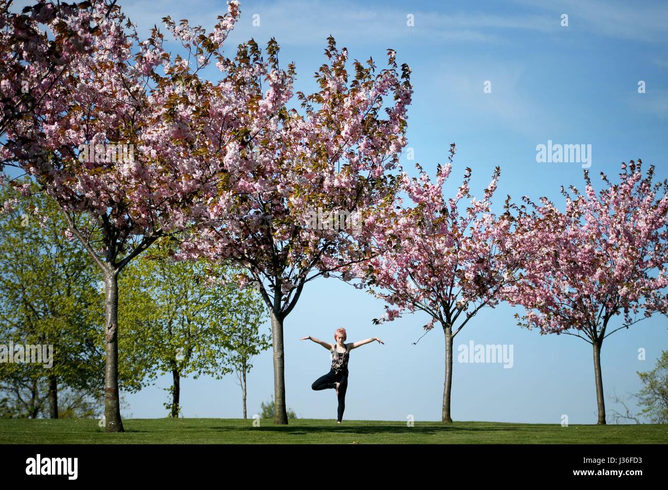 Amy Louise Gavin, from Govanhill, practices yoga in the spring sunshine ...