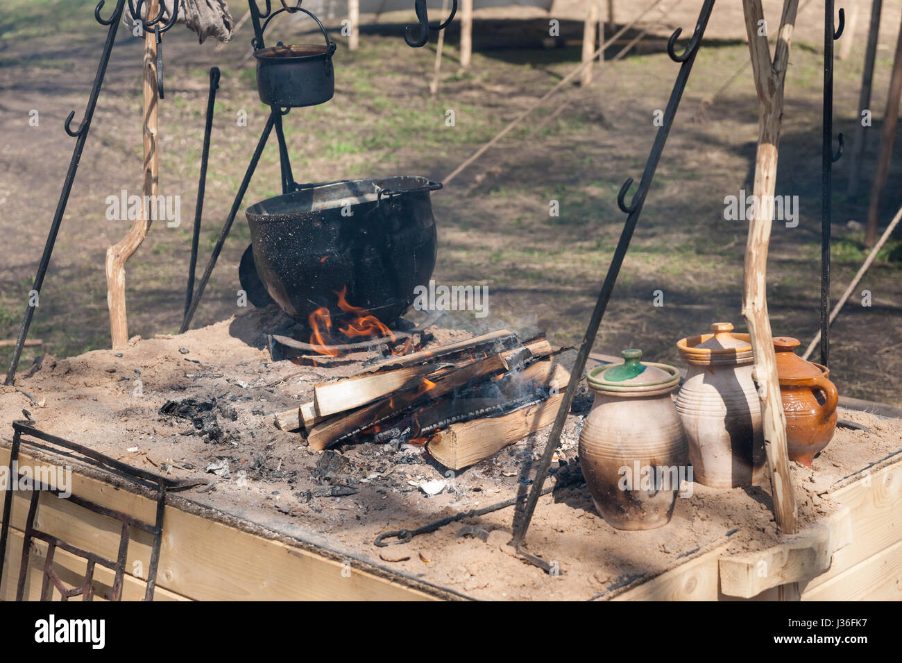 Medieval people around fire hi-res stock photography and images - Alamy