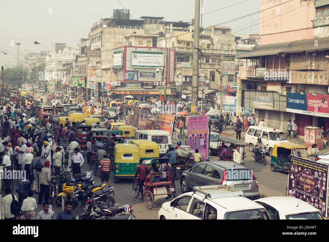 Delhi road cars hi-res stock photography and images - Alamy