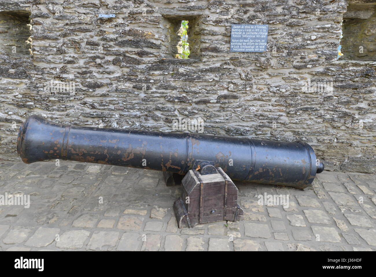 canon in castle Stock Photo - Alamy
