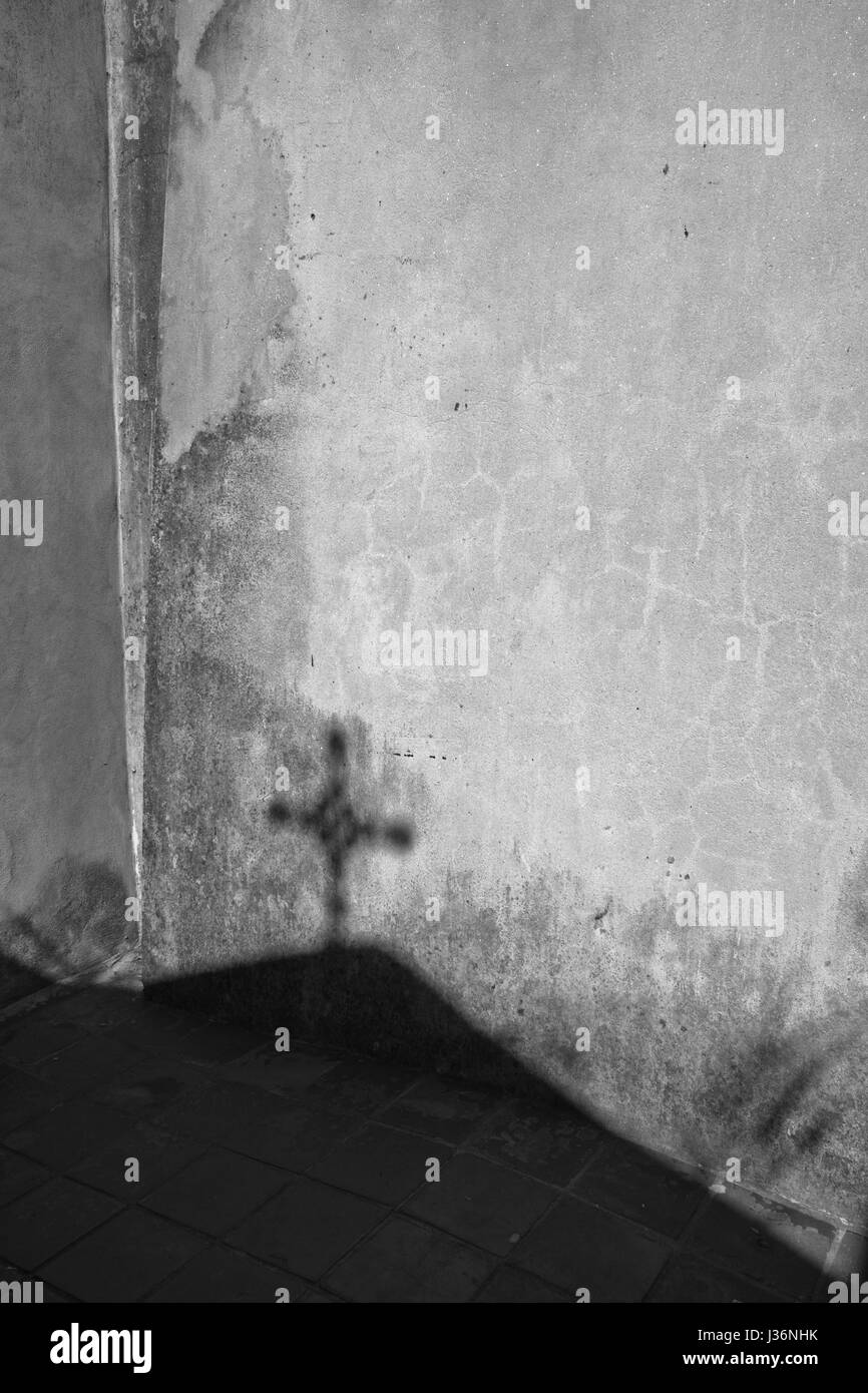 Light and Shadow on a graveyard. A jesus cross Stock Photo - Alamy