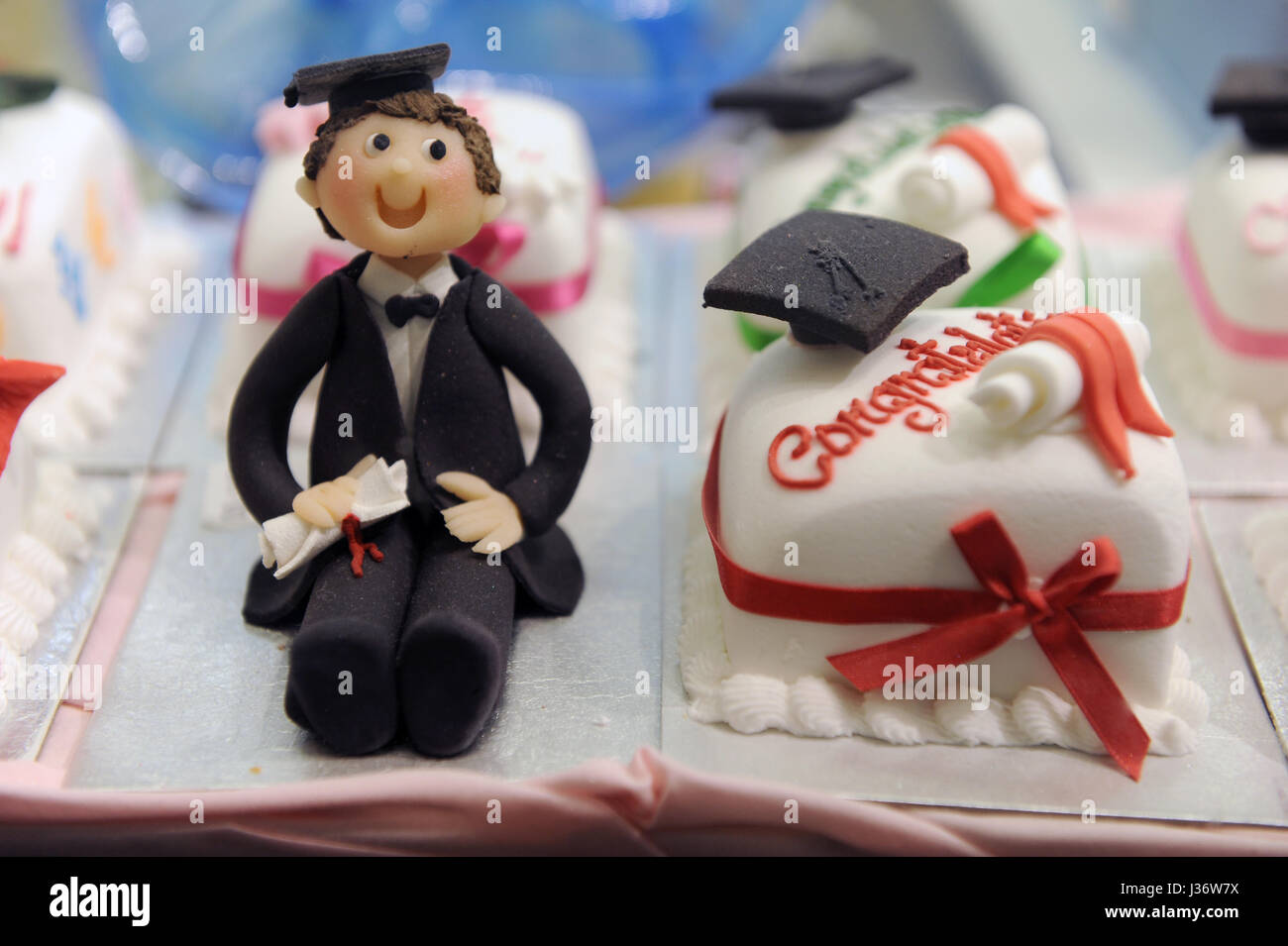 Graduate cake with Congratulations at Oxford cake shop Stock Photo - Alamy