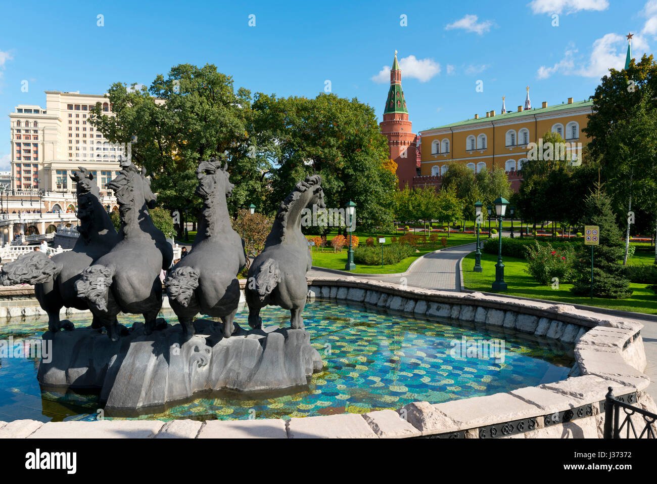 Water Fountain in Alexandrovsky Gardens outside the Kremlin, Moscow ...