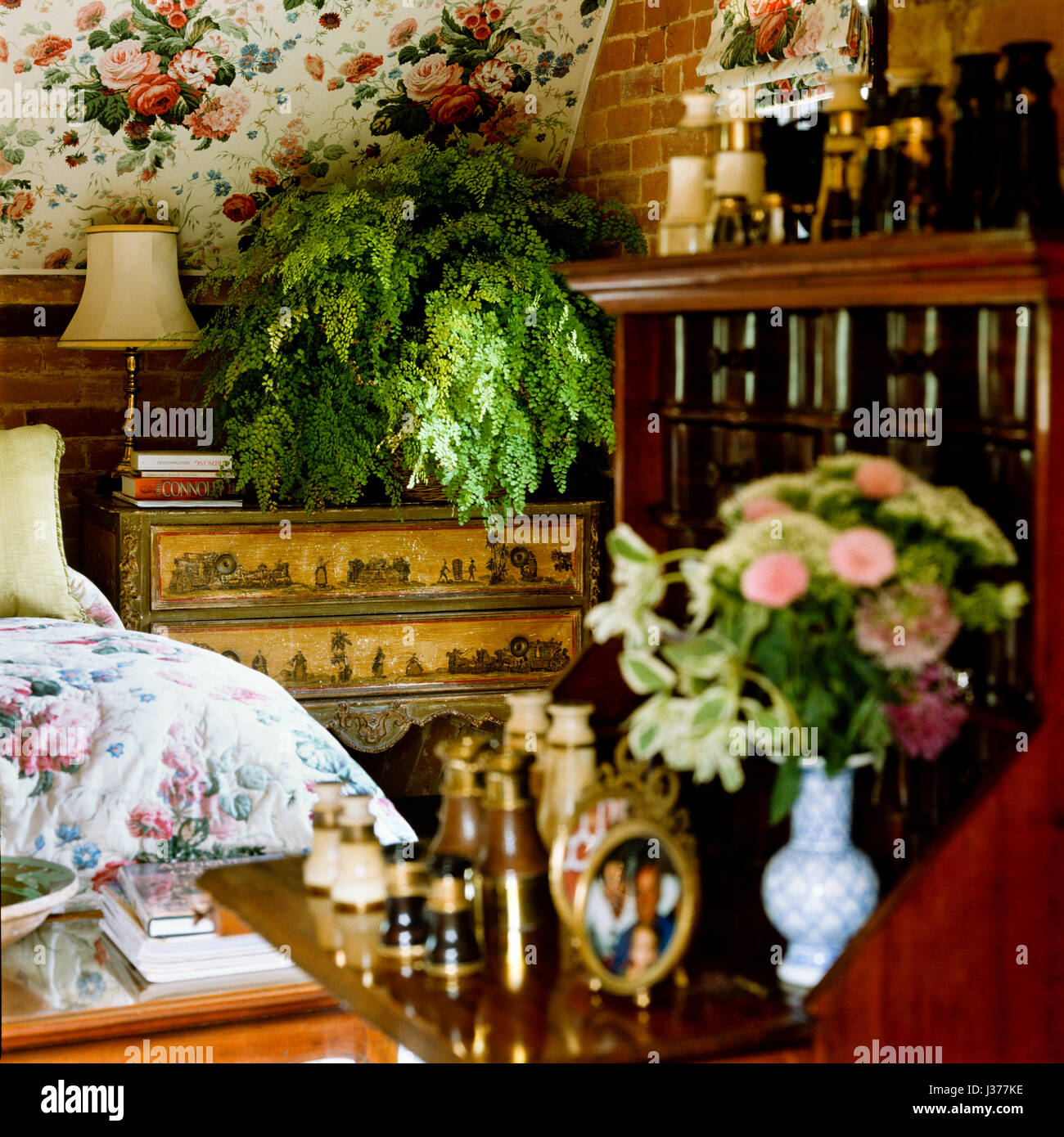 Edwardian room wallpaper hi-res stock photography and images - Alamy