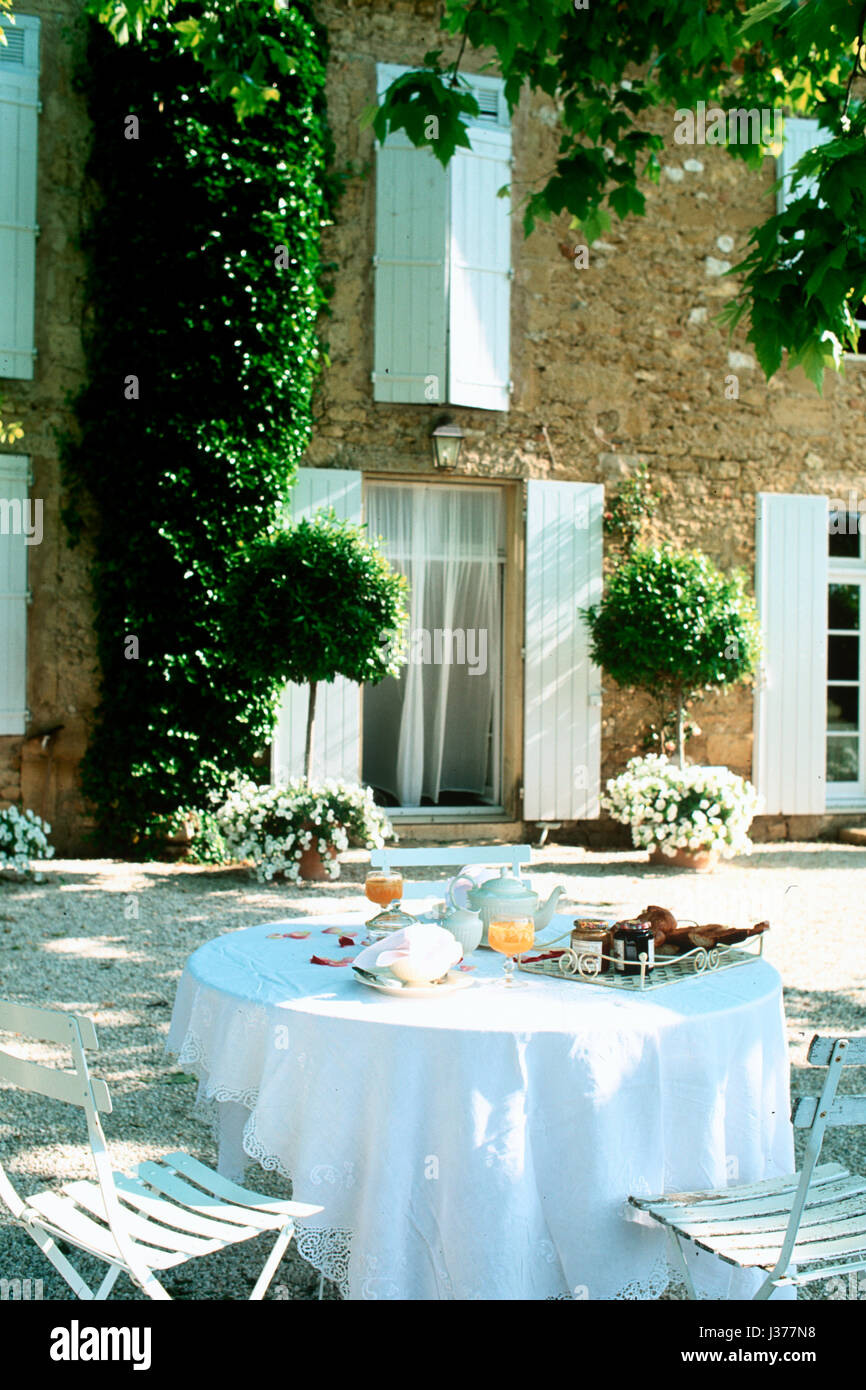 Alfresco dining set up Stock Photo - Alamy