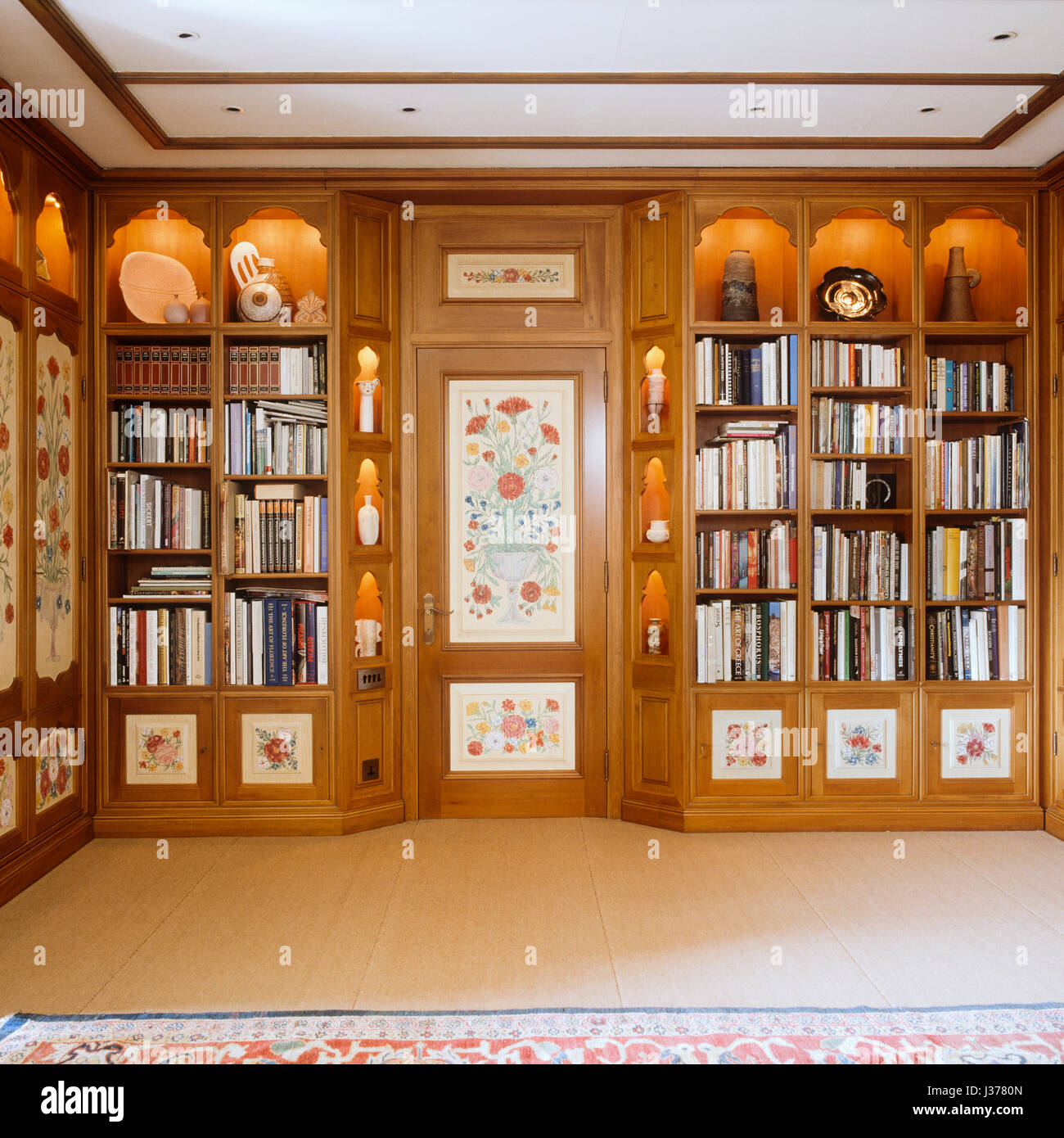Shelves filled with books hi-res stock photography and images - Alamy