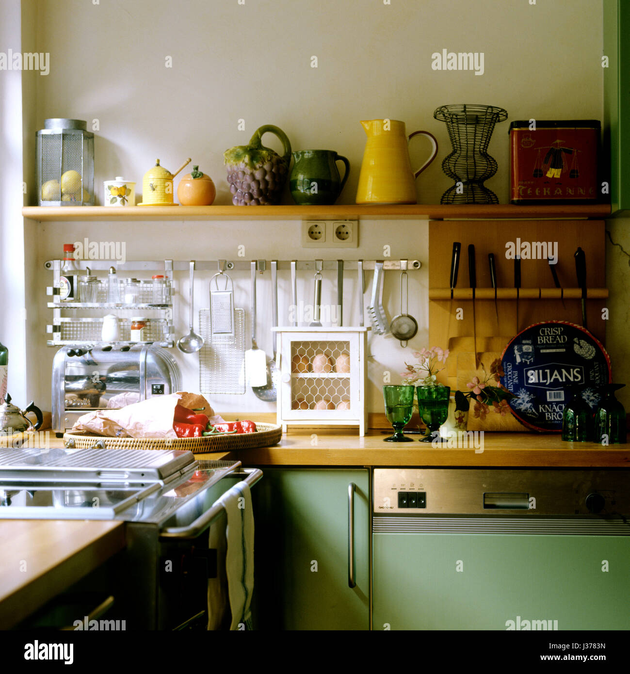 Retro kitchen counter hi-res stock photography and images - Alamy