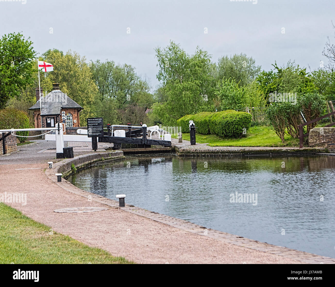 Bratch Locks & gate keepers house Stock Photo - Alamy