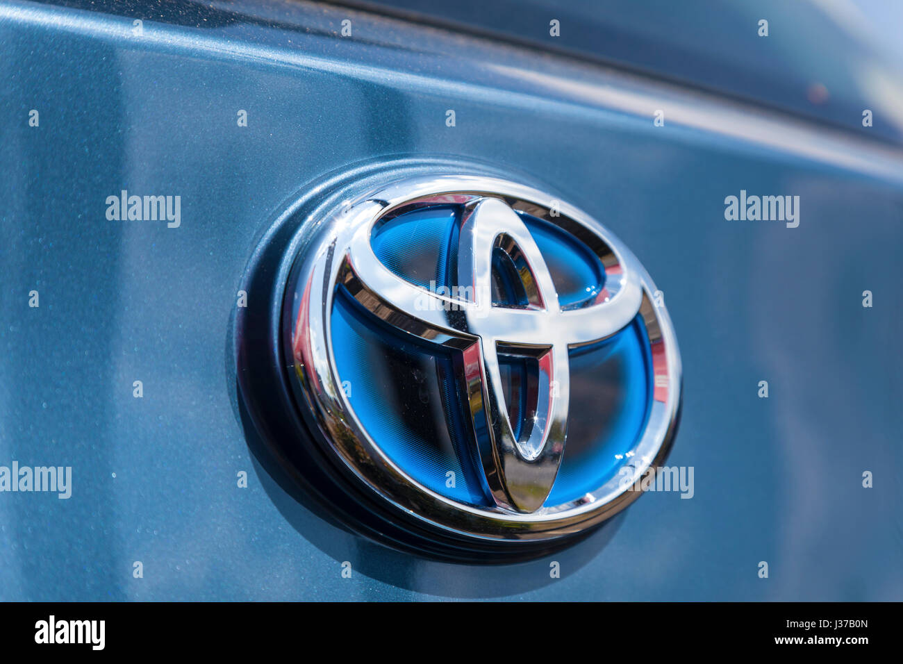 Hybrid Car Logo High Resolution Stock Photography and Images - Alamy