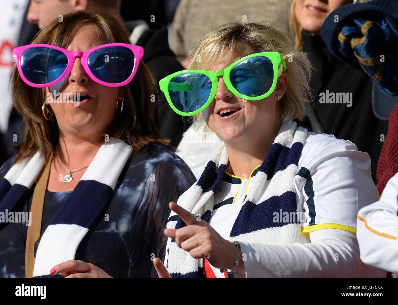 Tottenham hotspur stadium fans hi-res stock photography and images - Alamy