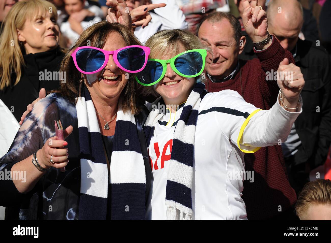 Tottenham hotspur fans hi-res stock photography and images - Alamy