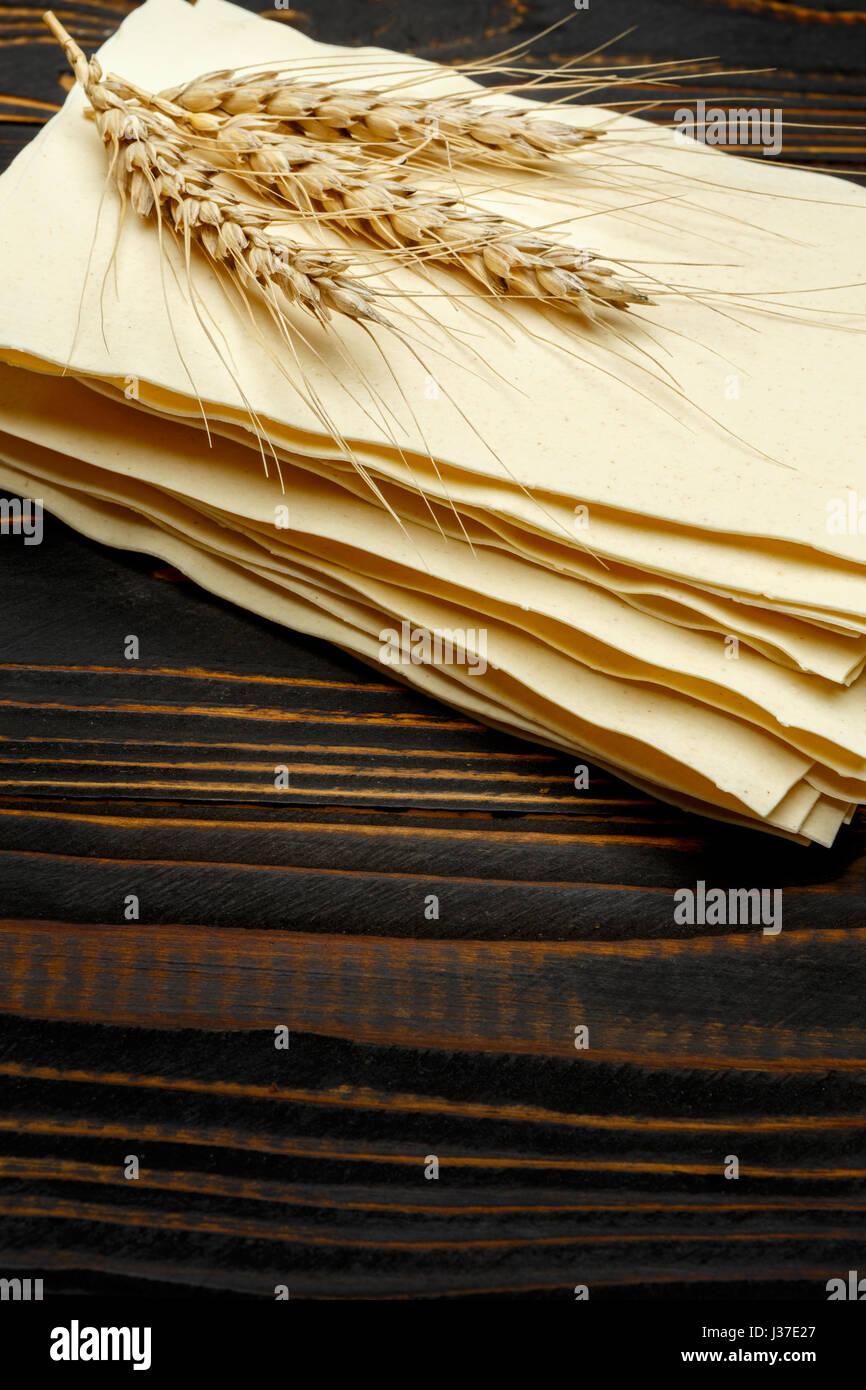 dried uncooked lasagna pasta sheets Stock Photo - Alamy