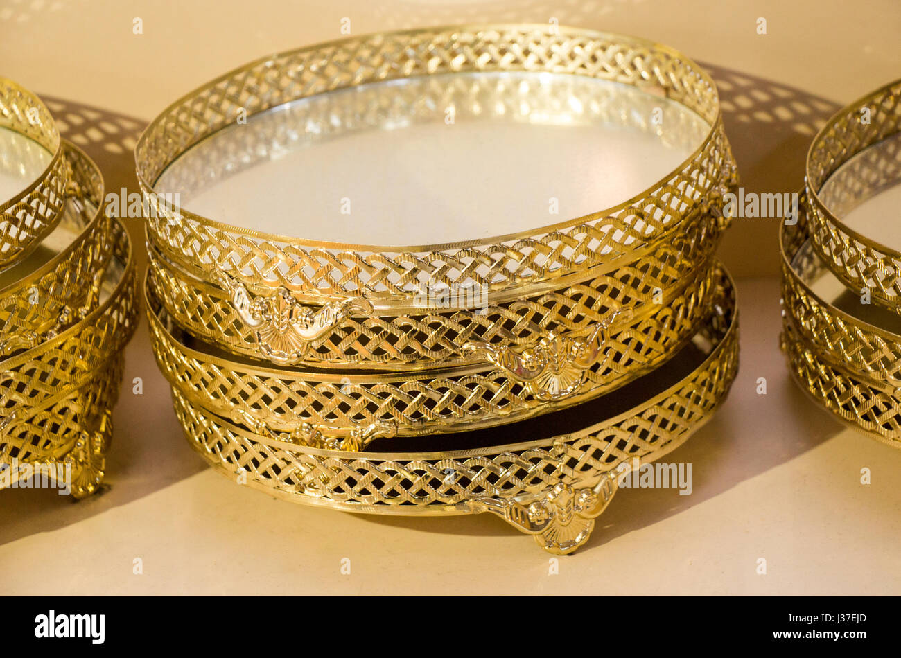 Taditional Turkish metal plates in the bazaar Stock Photo - Alamy