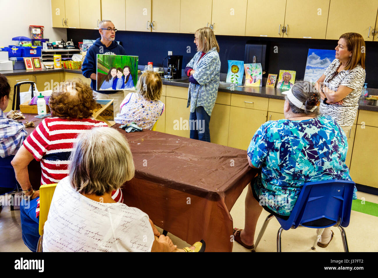 Group of older women hi-res stock photography and images - Alamy