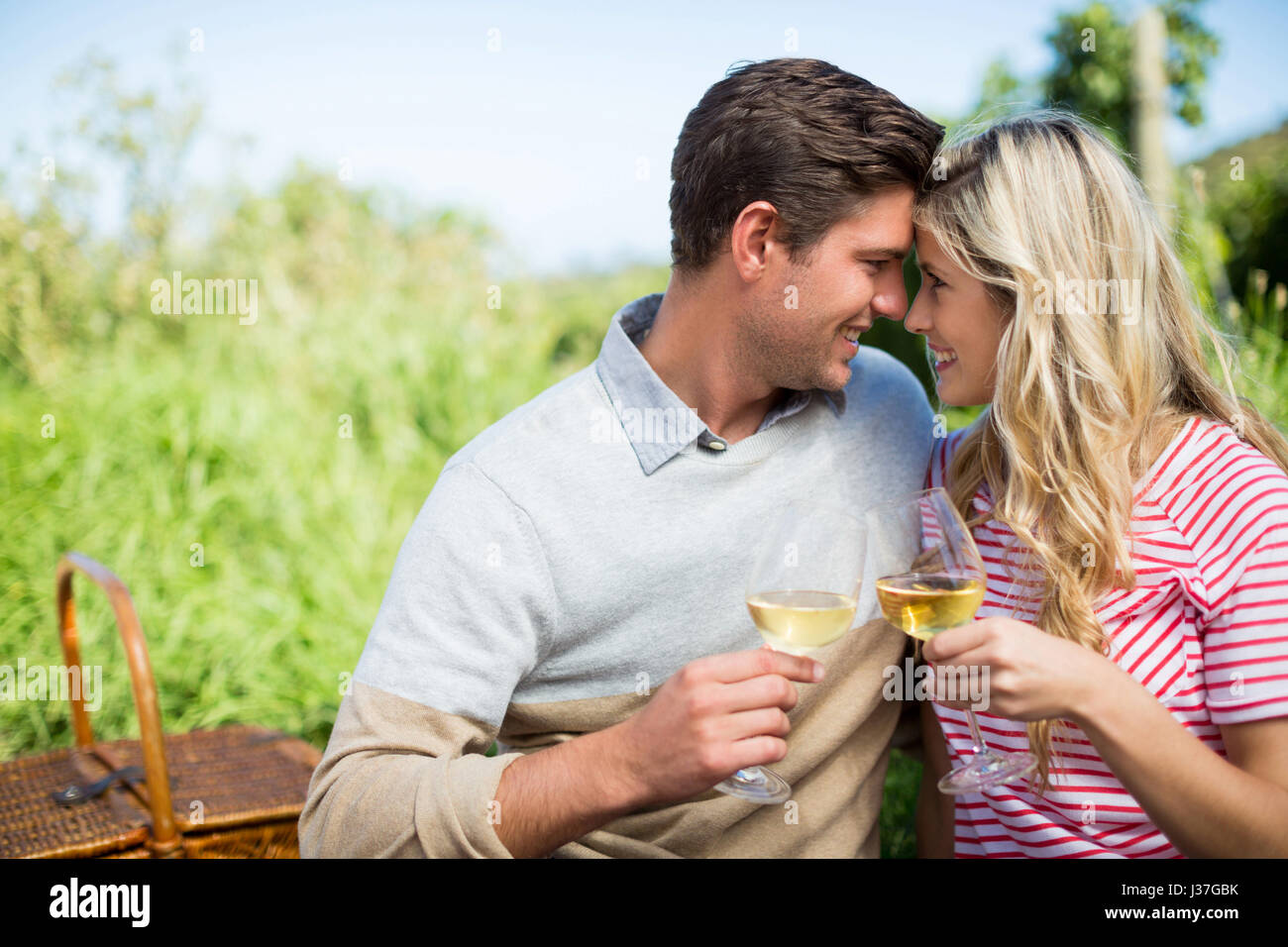 Smiling young couple face hi-res stock photography and images - Alamy