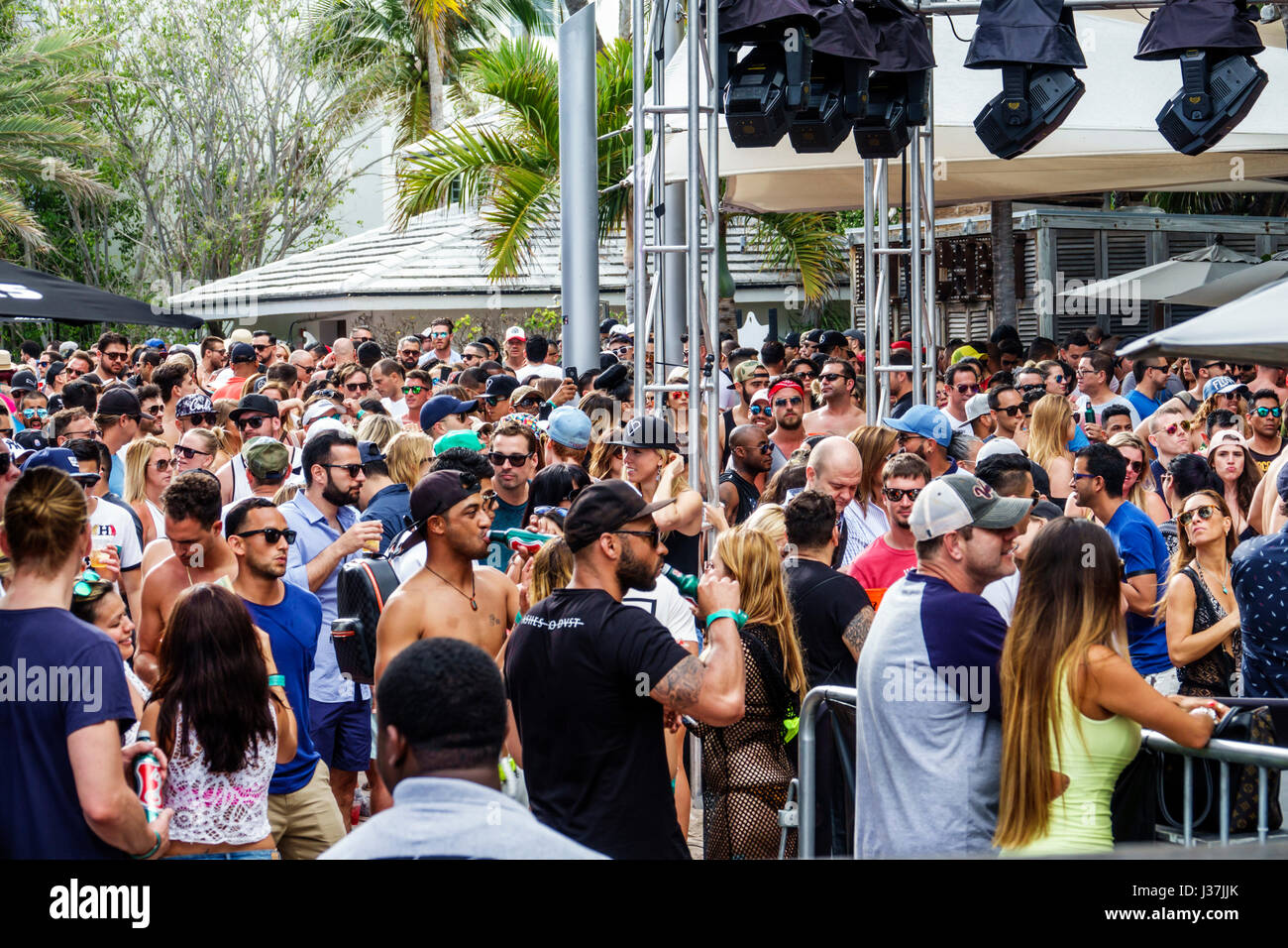 Young people dancing in a stage hi-res stock photography and images - Alamy