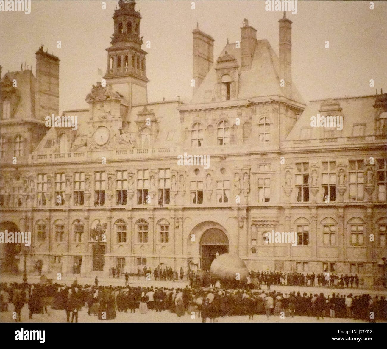 This refers to the final balloon departure during the Commune de Paris ...