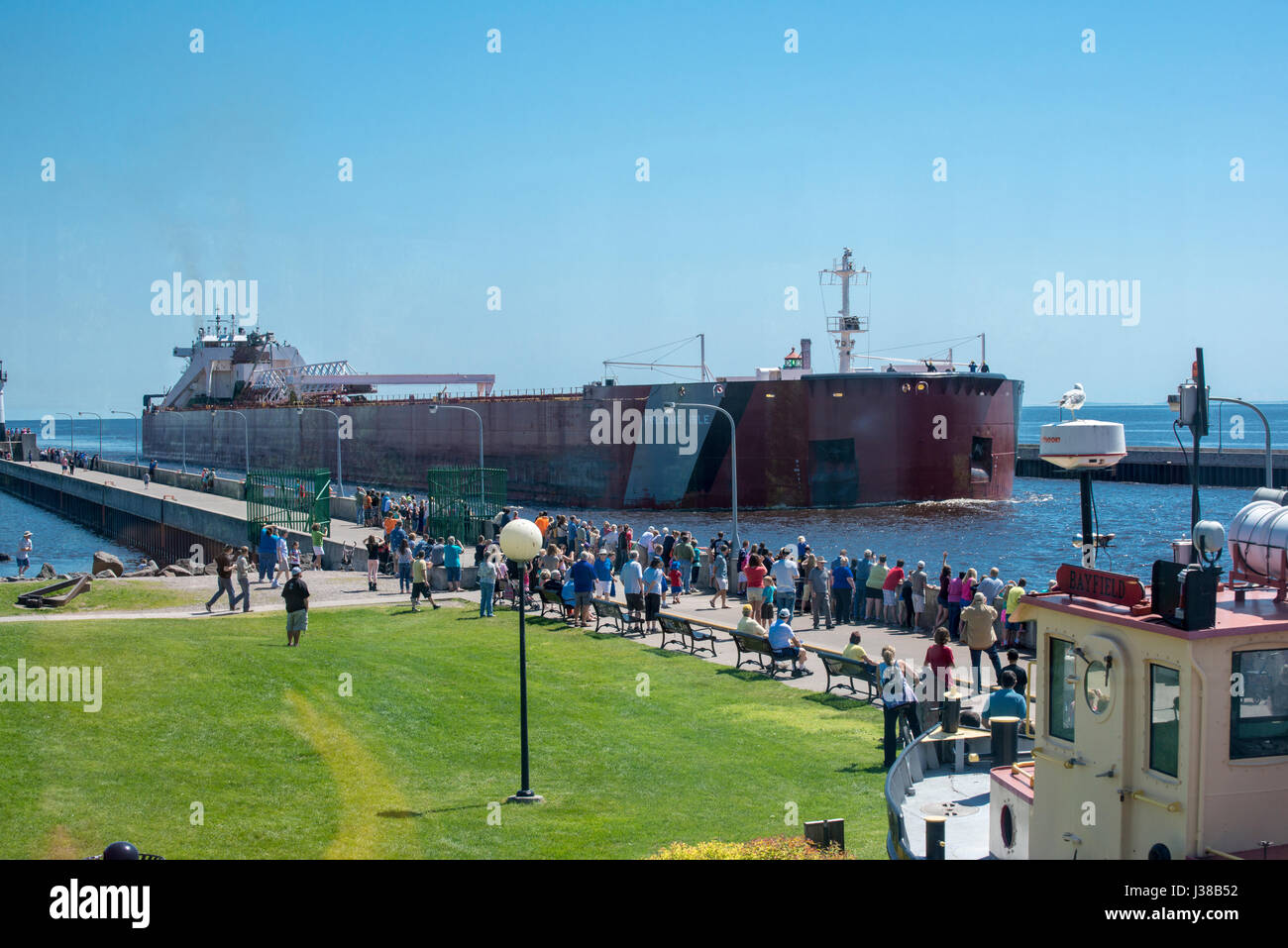 Duluth, Minnesota. The 1000 foot freighter Presque Isle coming to port ...