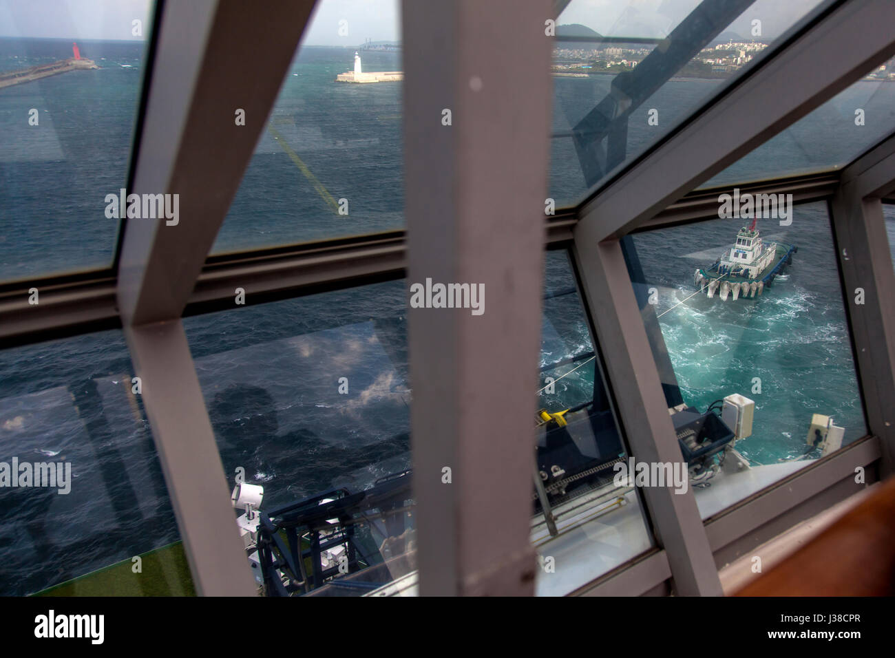 Working tugboats hi-res stock photography and images - Alamy