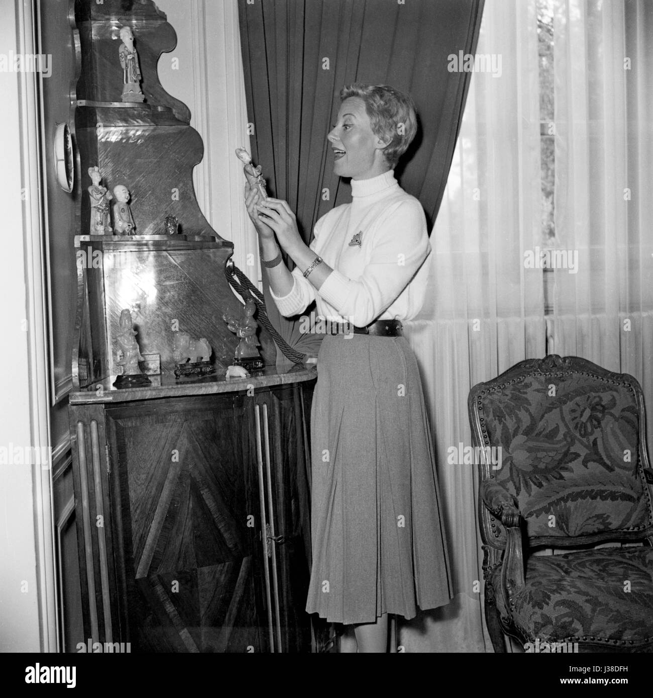 Theatre actress 1950s hi-res stock photography and images - Alamy