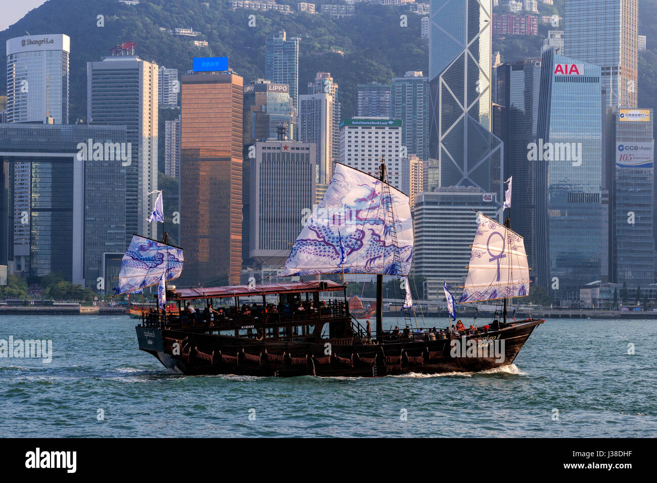 Harbor hong kong junk ship hi-res stock photography and images - Alamy
