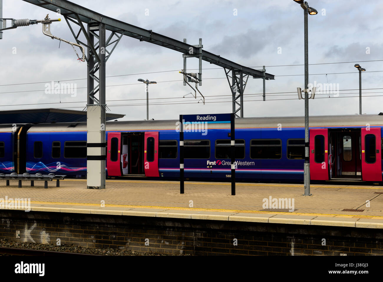 Reading Station, railway Stock Photo - Alamy