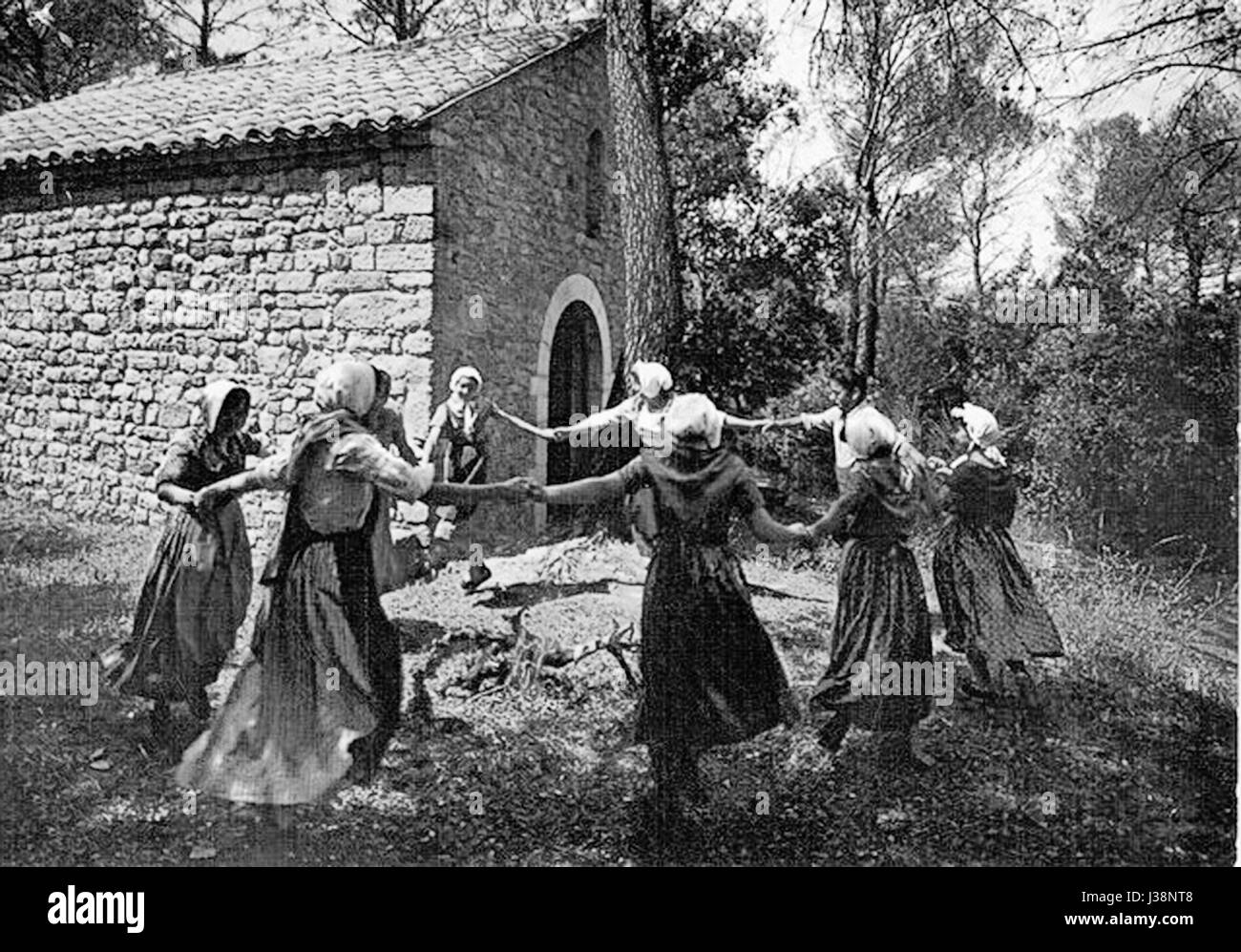 Provence traditional dance hi-res stock photography and images - Alamy