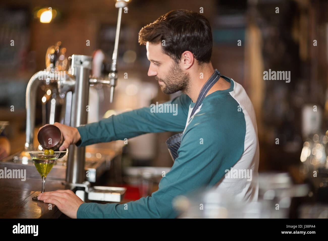 Side view of bartender making drinks in bar Stock Photo - Alamy