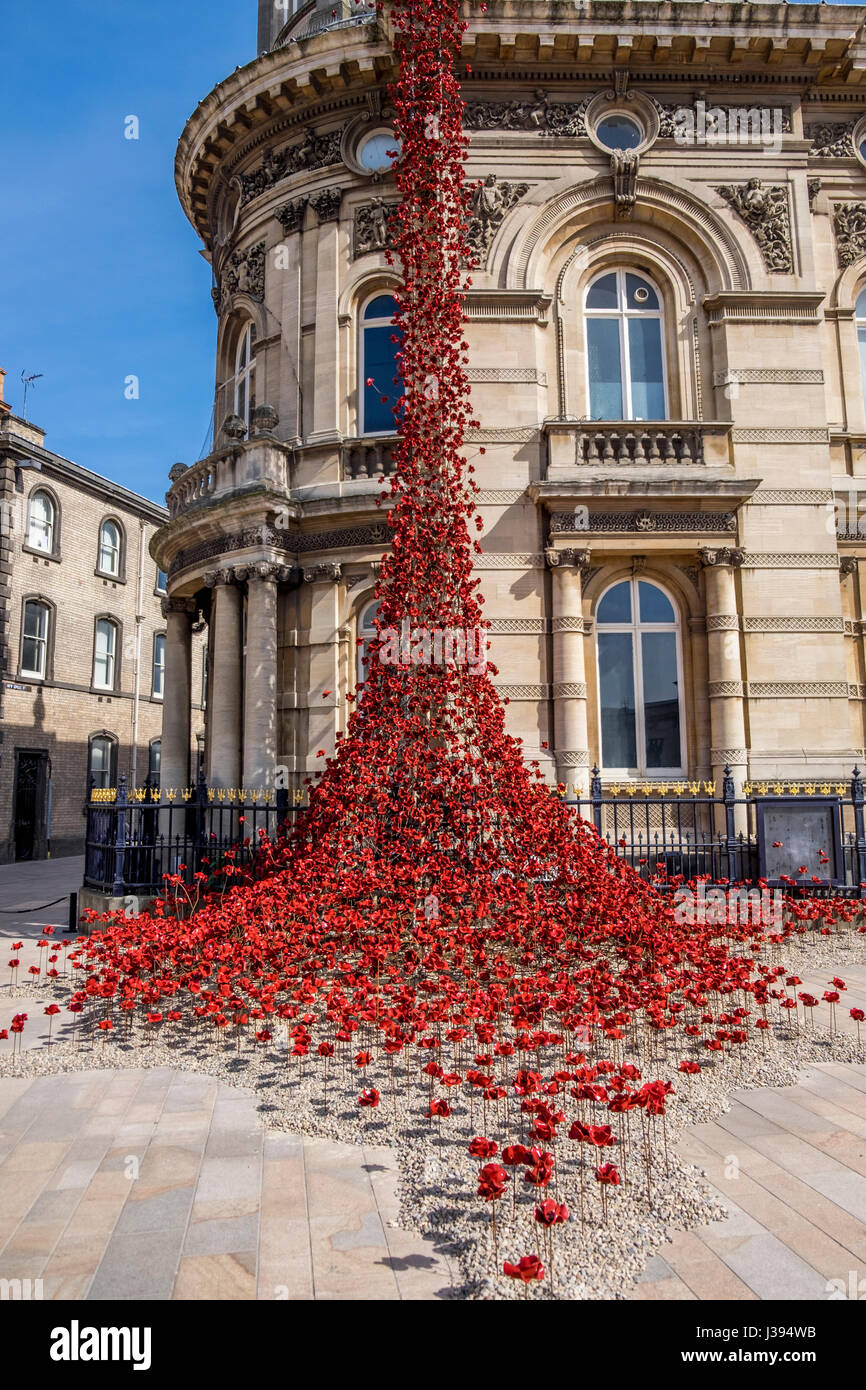 Poppies flowing from the weeping window in Victoria square Hull Stock ...