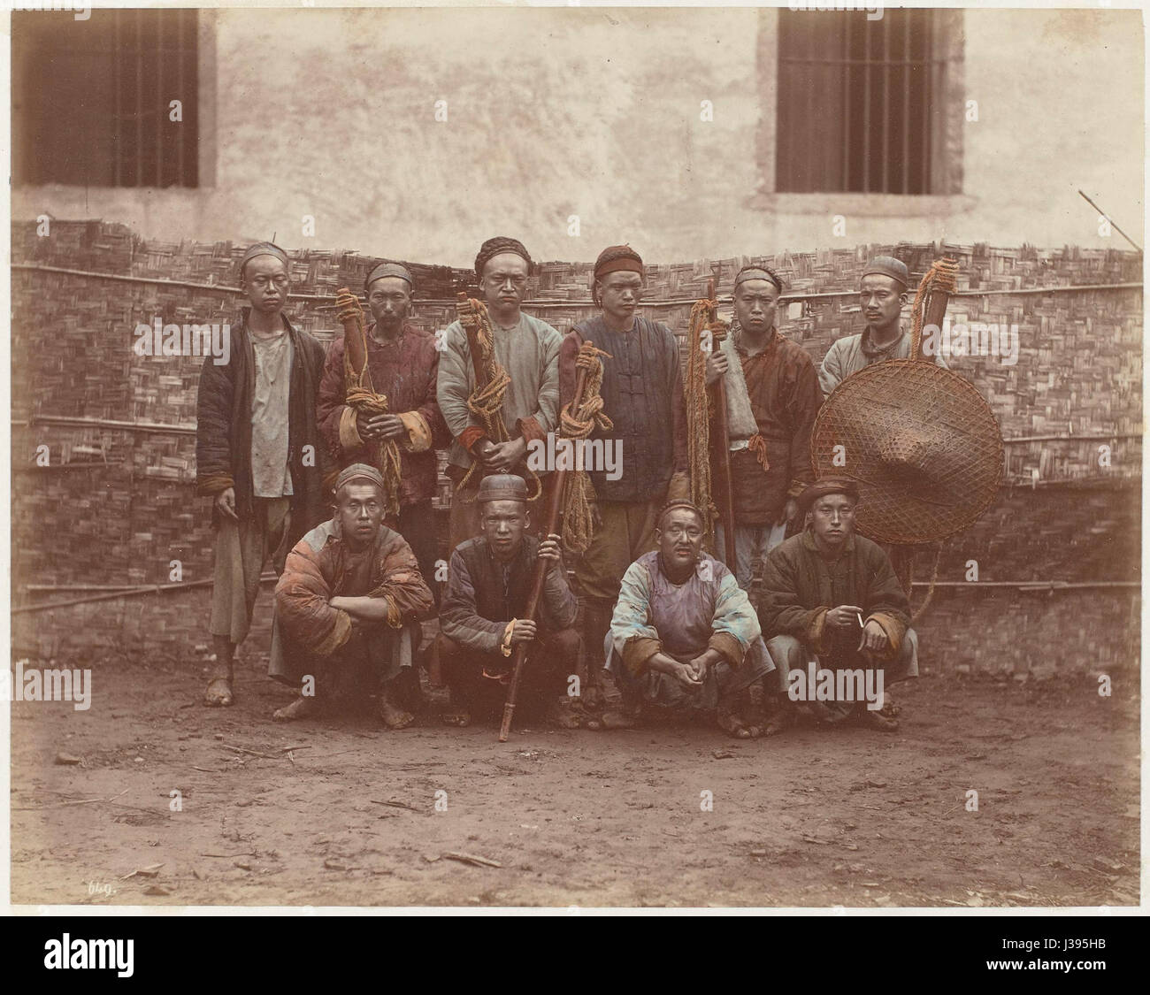 This artifact, housed at the Rijksmuseum, depicts Chinese dragers ...