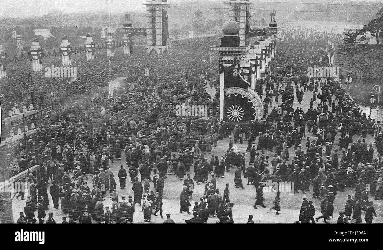 Crowd onlookers Black and White Stock Photos & Images - Alamy