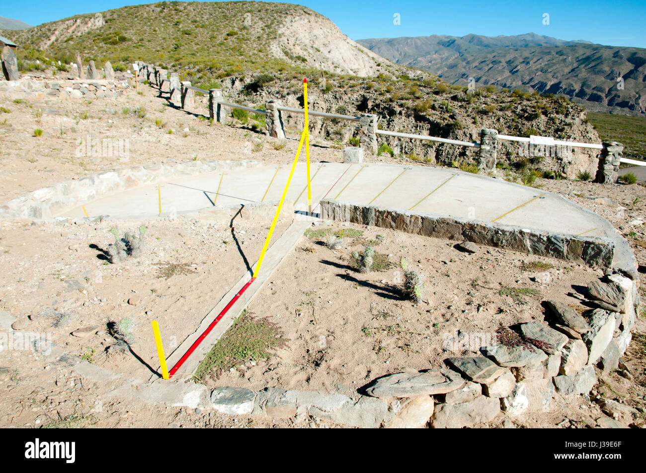 Large sun dial hi-res stock photography and images - Alamy