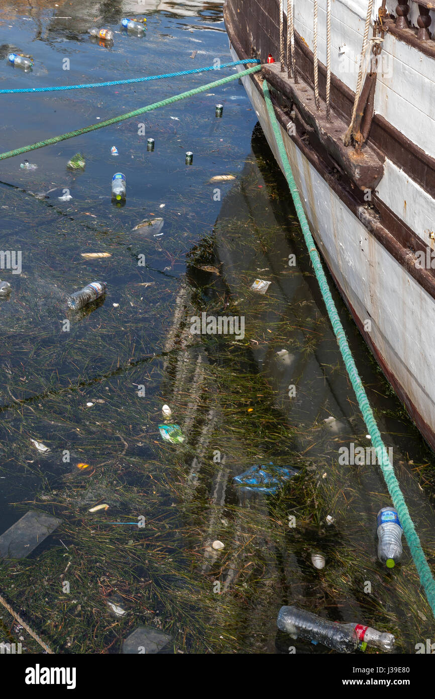 Ocean plastic pollution boat hi-res stock photography and images - Alamy