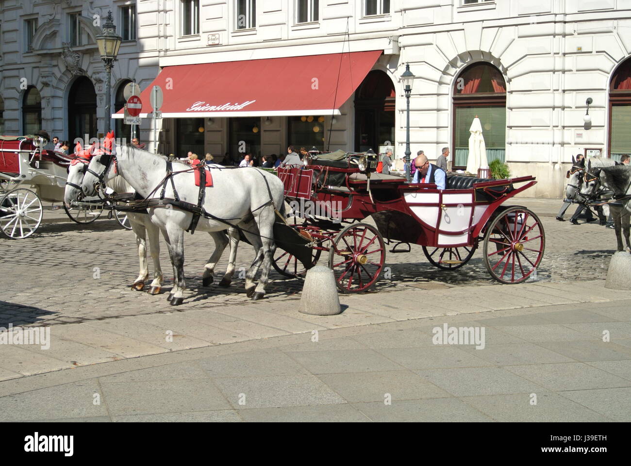 Traditional fiaker horse drawn hi-res stock photography and images - Alamy