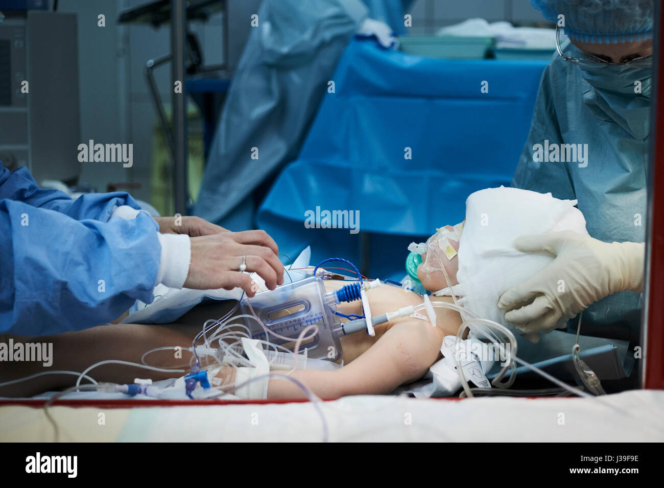 Medicine operation brain neurosurgery head hi-res stock photography and ...