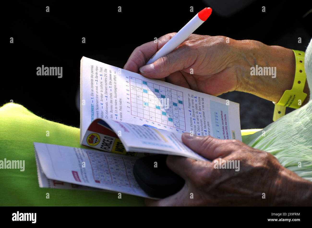 ELDERLY PERSON DOING CR-WORD PUZZLE Stock Photo - Alamy