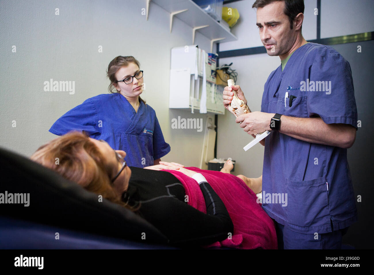 Doctor informing patient hi-res stock photography and images - Alamy