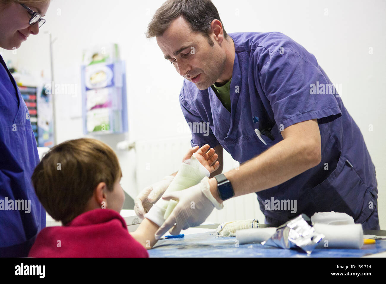 Plaster arm doctor hi-res stock photography and images - Alamy