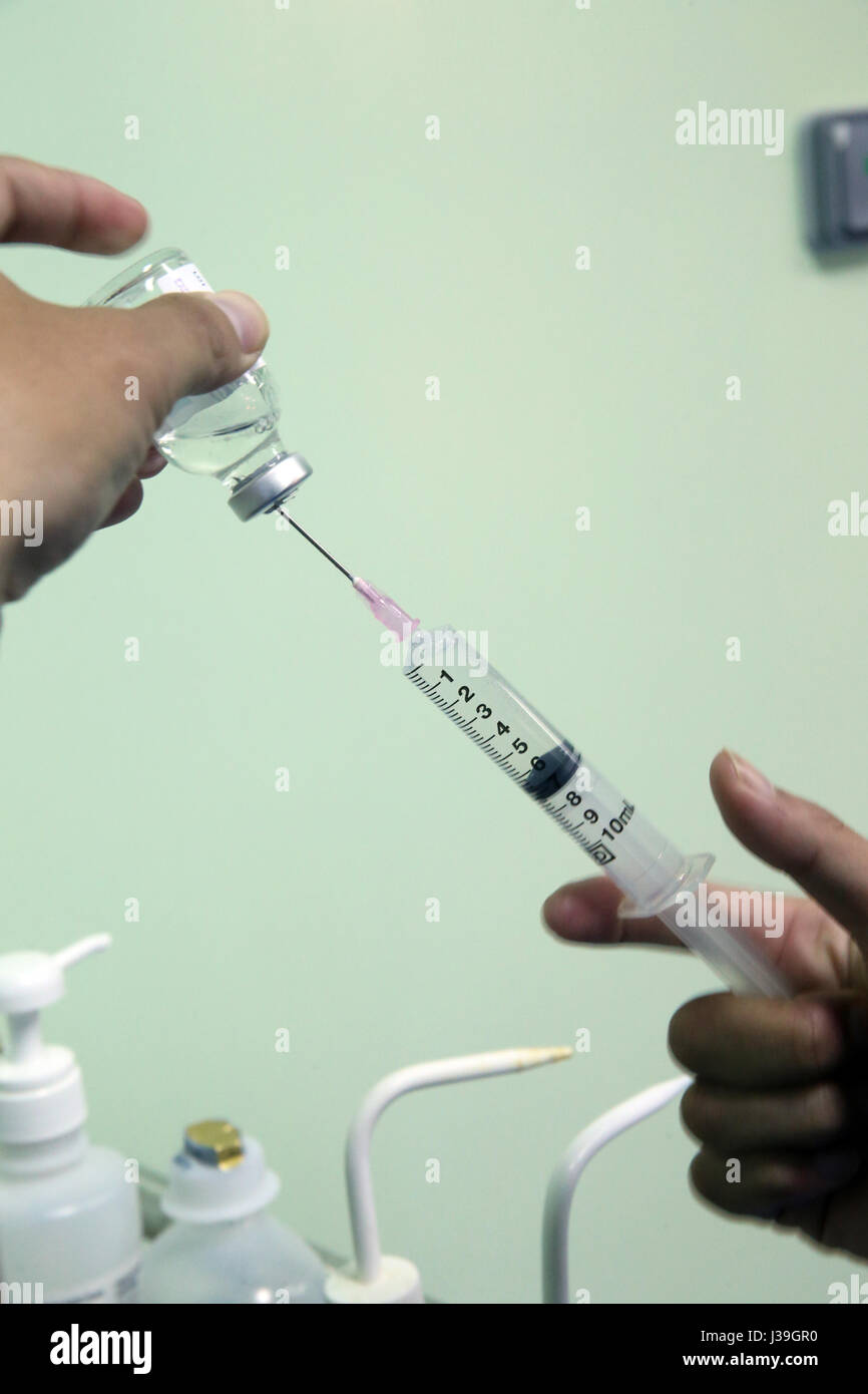 Anesthesia syringe injection close hi-res stock photography and images ...