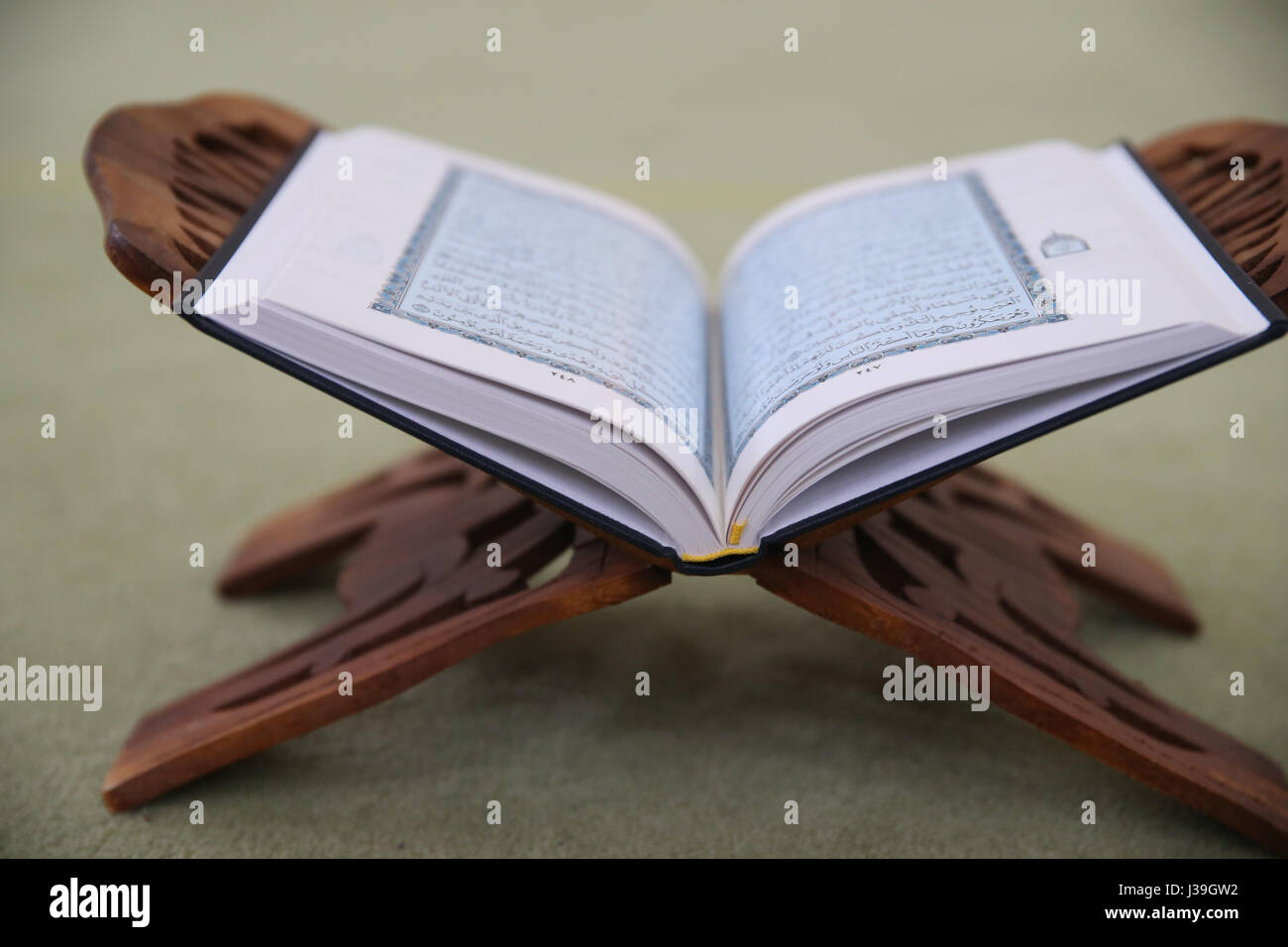 Quran in a mosque Stock Photo - Alamy