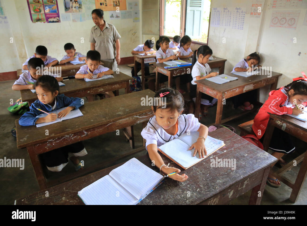 Elementary school. schoolchildren in classroom Stock Photo - Alamy