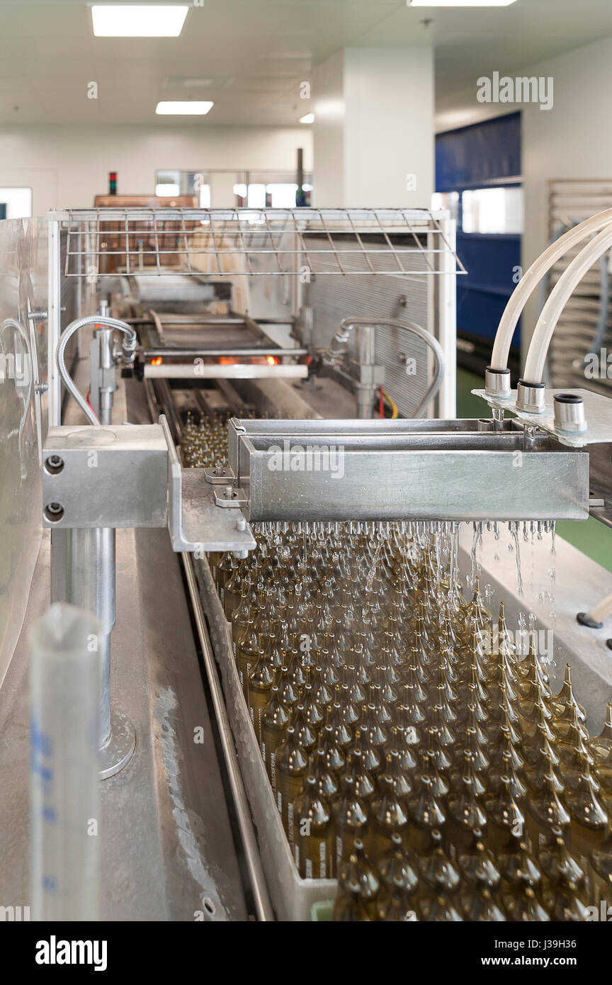 Pharmaceutical manufacturing vials hi-res stock photography and images ...