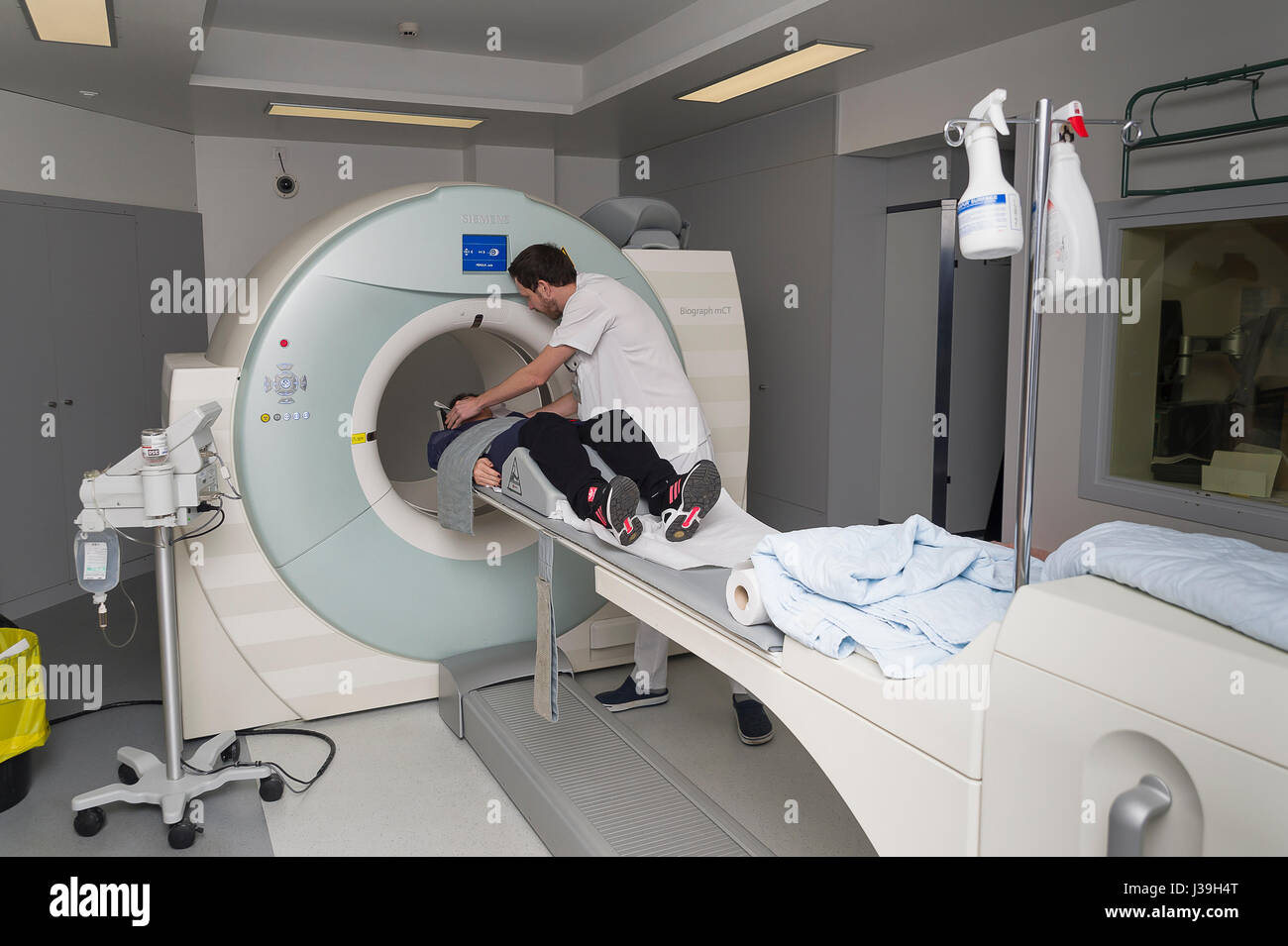 Woman undergoing pet scan hi-res stock photography and images - Alamy