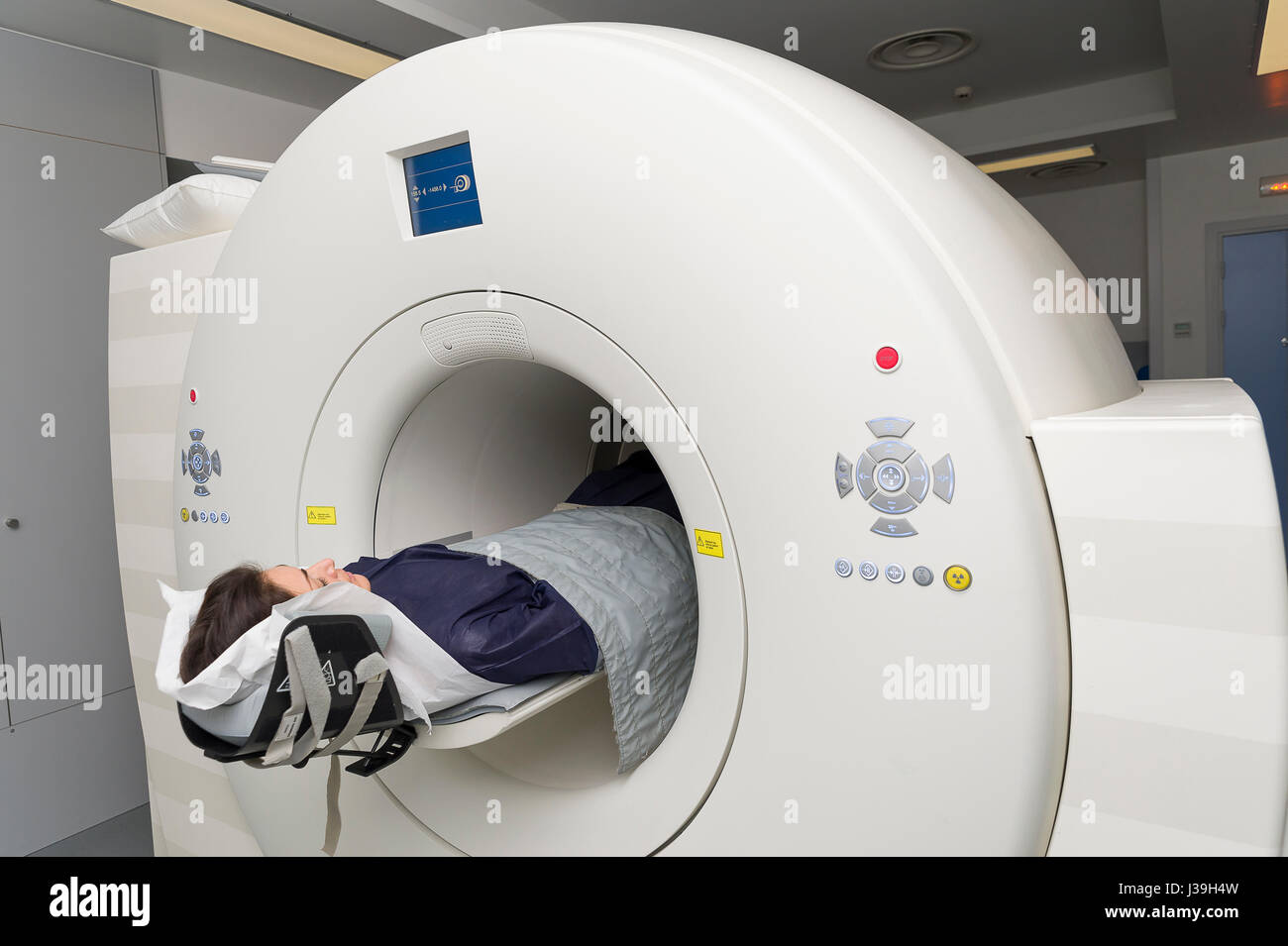 Woman undergoing pet scan hi-res stock photography and images - Alamy