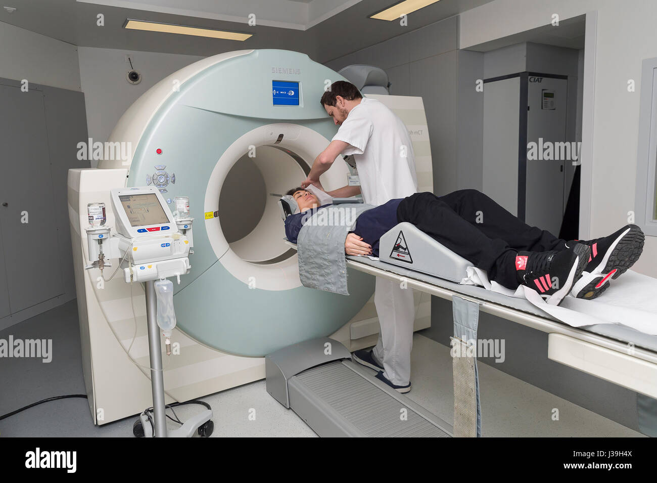 Woman undergoing pet scan hi-res stock photography and images - Alamy